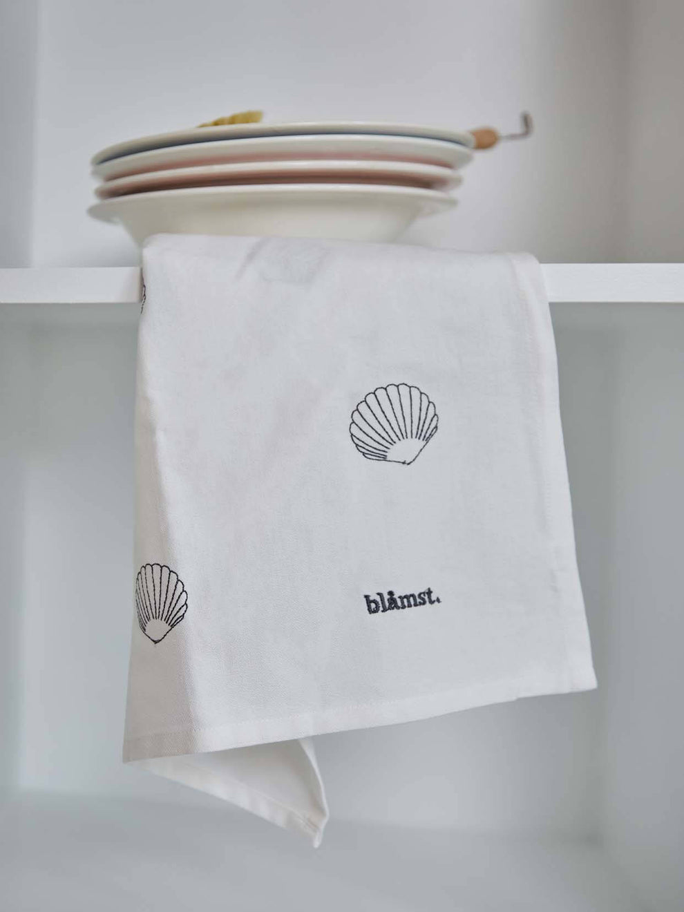 Mussel Tea Towel – Embroidered kitchen textile with mussels – blåmst.dk